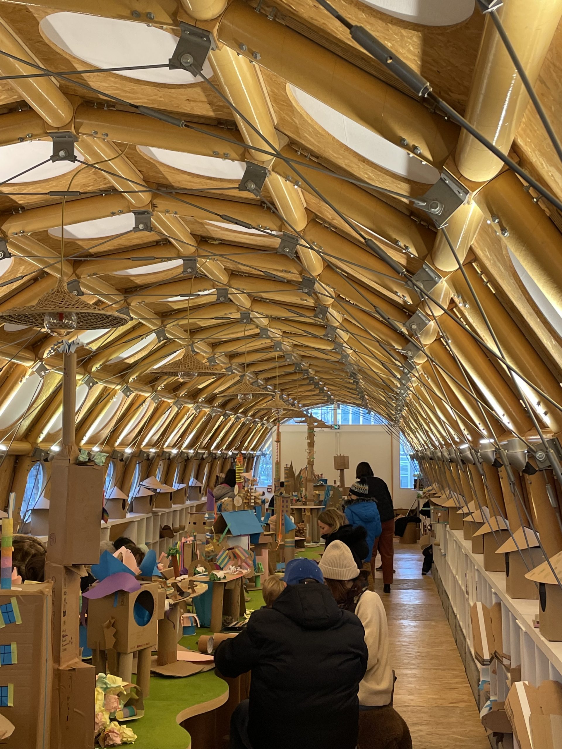 Atelier créatif dans le PTS (Paper Tube Studio) du Centre Pompidou-Metz ...